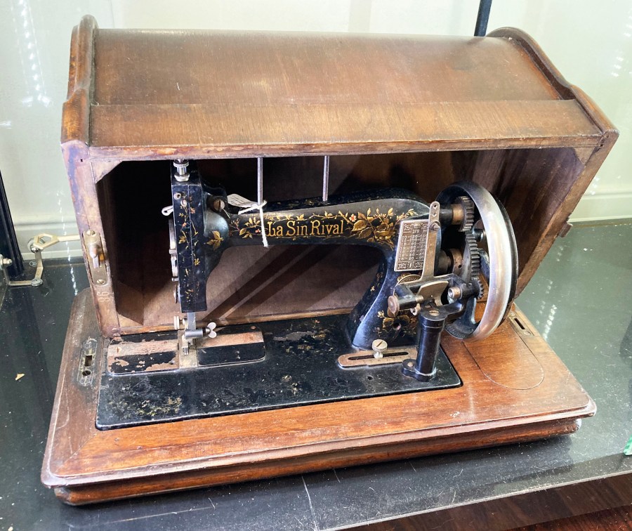 la-sin-reval-sewing-machine-with-case-1 | Gippsland Clearing Sales